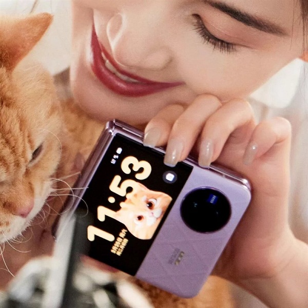 Lộ ảnh thực tế Vivo X Flip với cụm camera hình tròn và màn hình phụ to ...